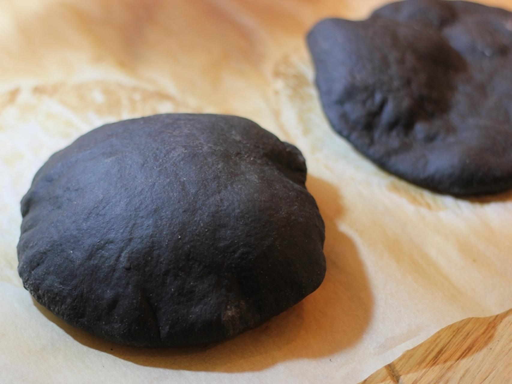 Pizzas negras de gulas al ajillo