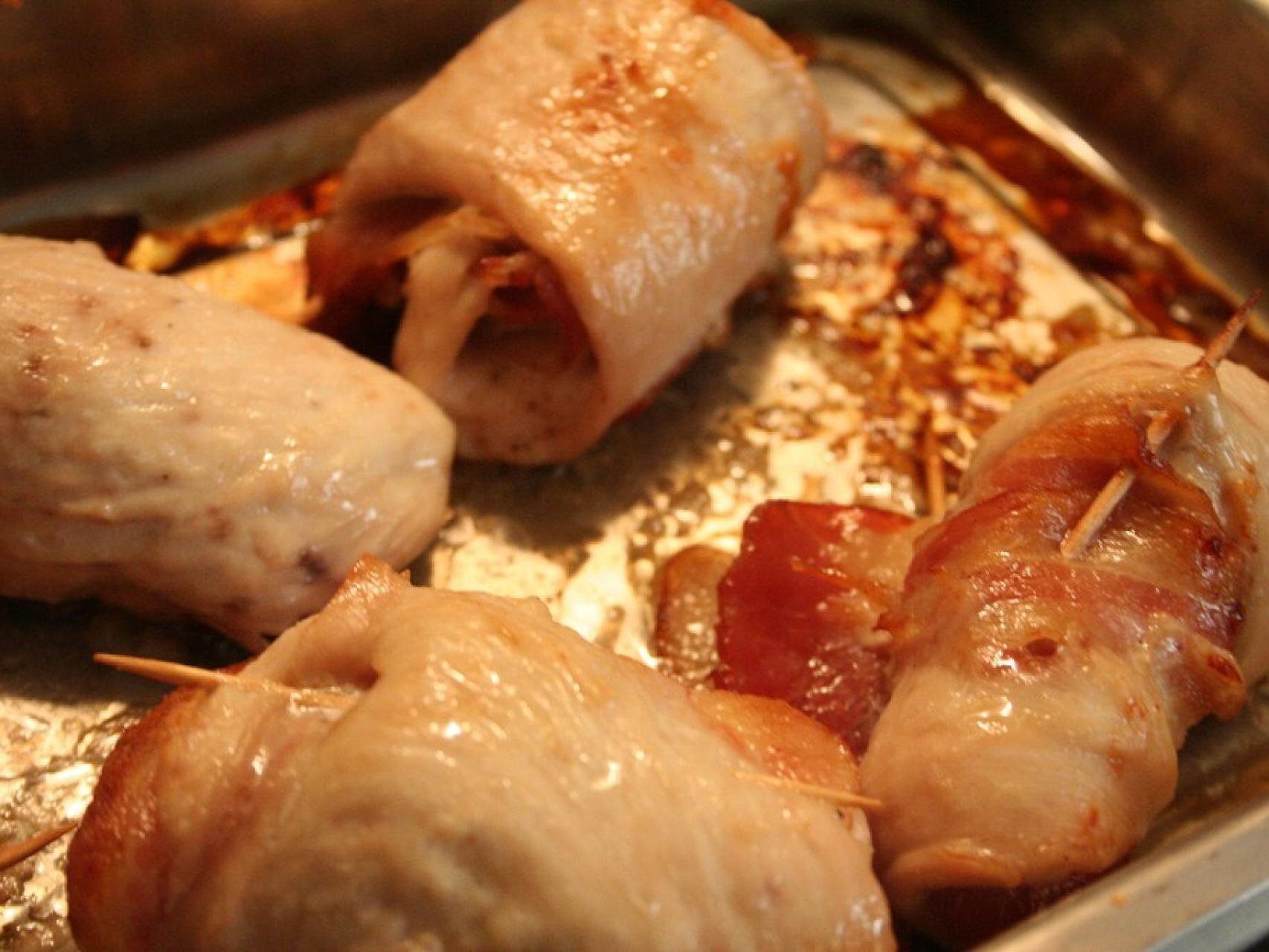 Rollo de pollo y bacon con salsa de ciruela