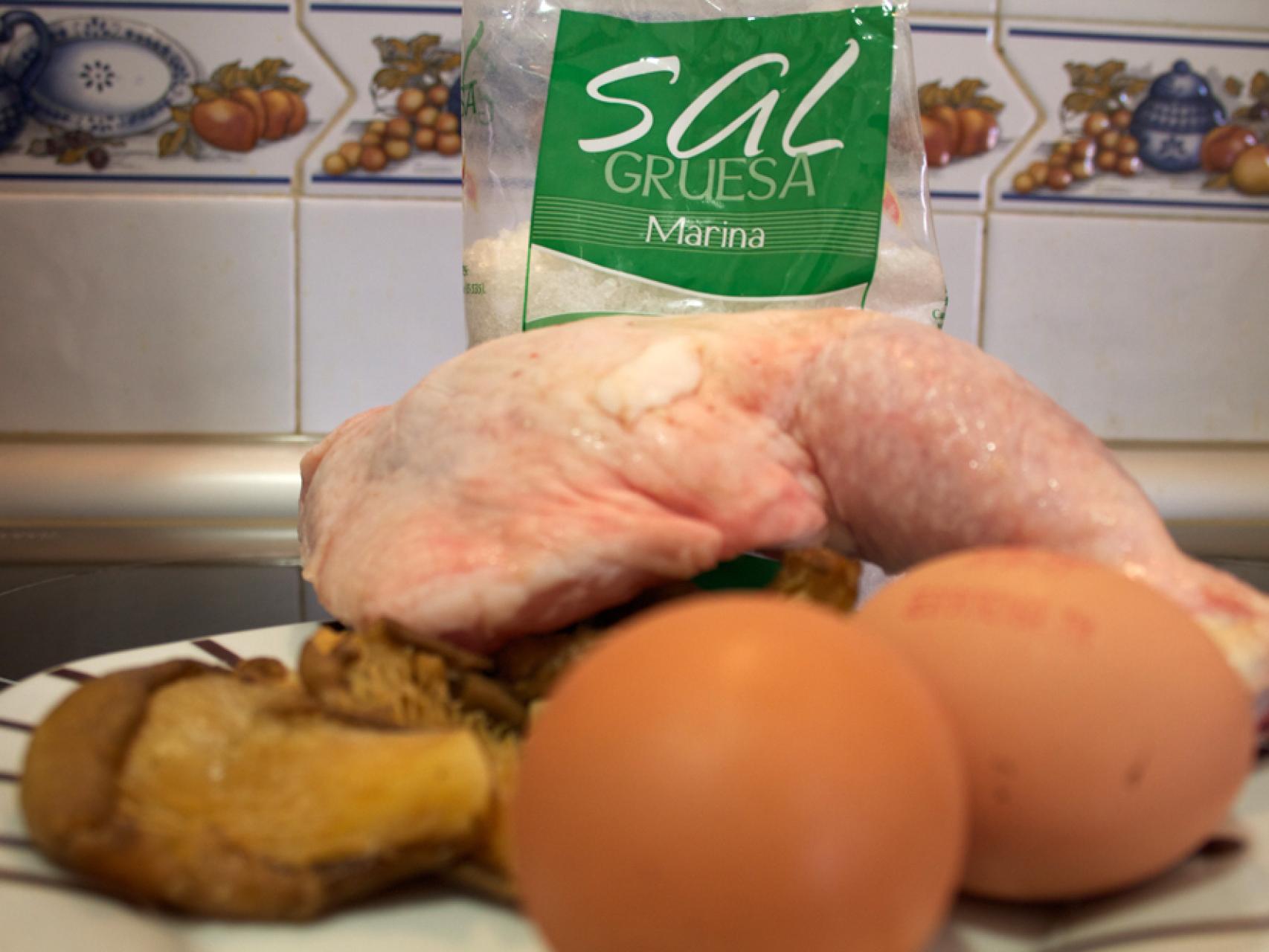 Receta de Pollo a la sal con revuelto de setas y pasas