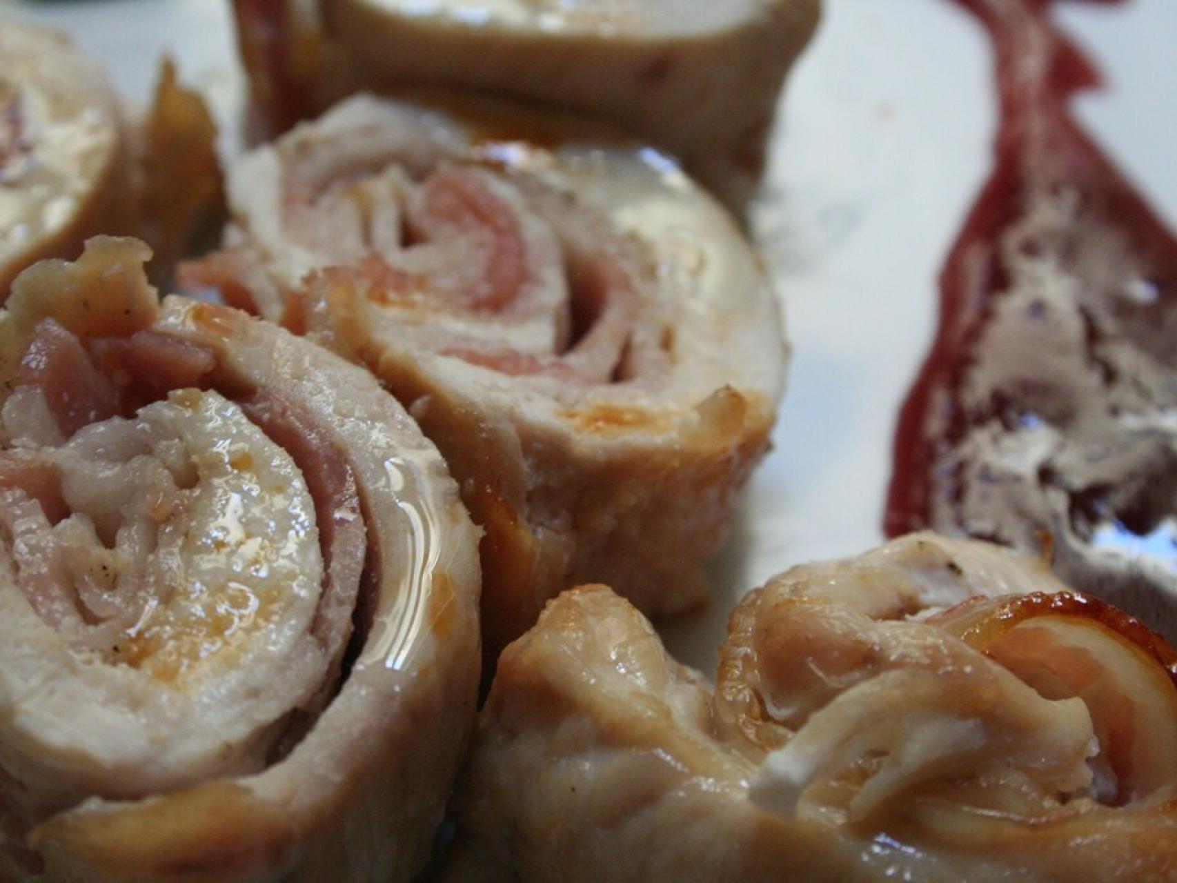 Rollo de pollo y bacon con salsa de ciruela