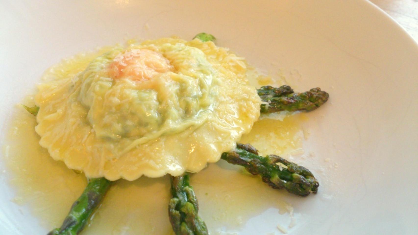 Ravioli de ricotta, espinacas y salmón con yema de huevo