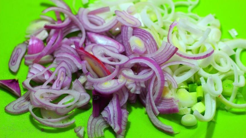 Cómo suavizar el sabor de la cebolla cruda