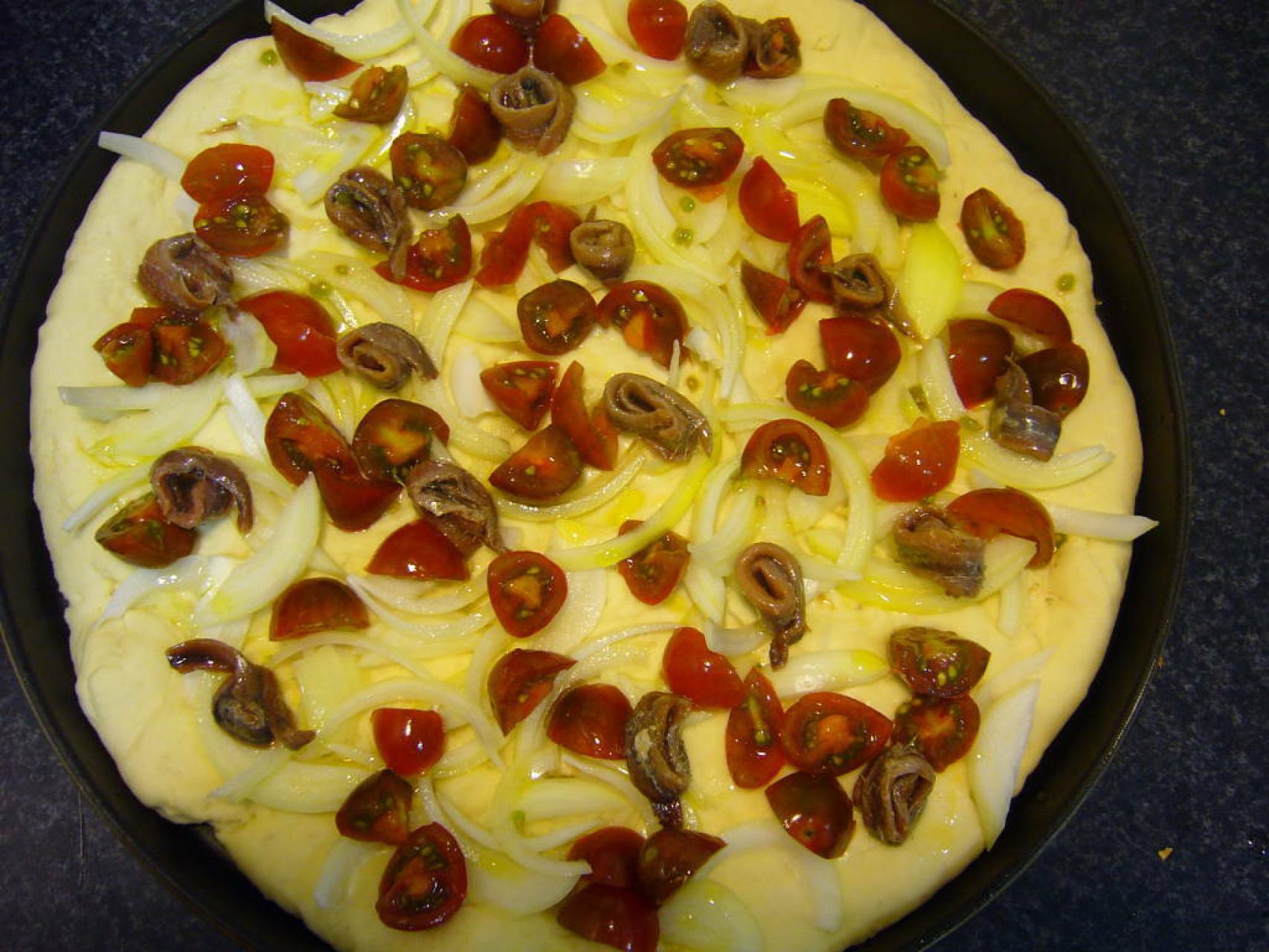 Coca de cebolla y tomates cherry