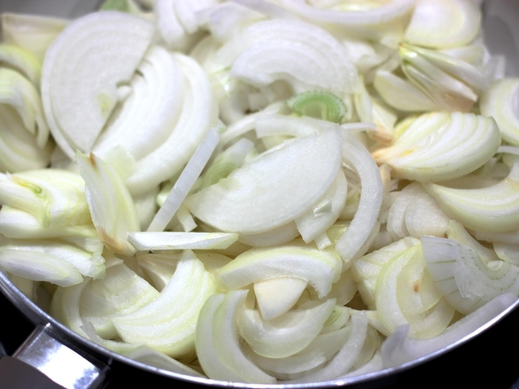 Truco para pochar y caramelizar verduras más rápido
