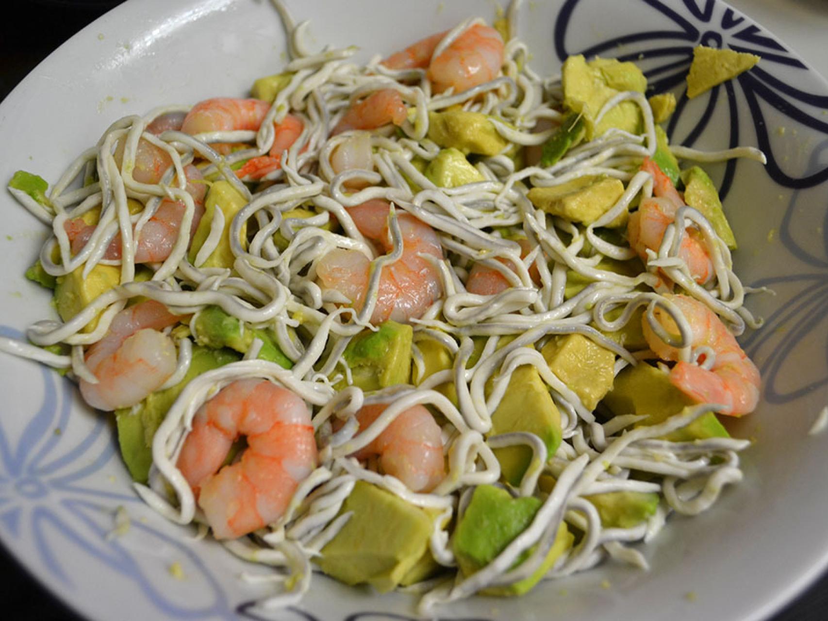 Ensalada Fácil De Aguacate Gambas Y Gulas