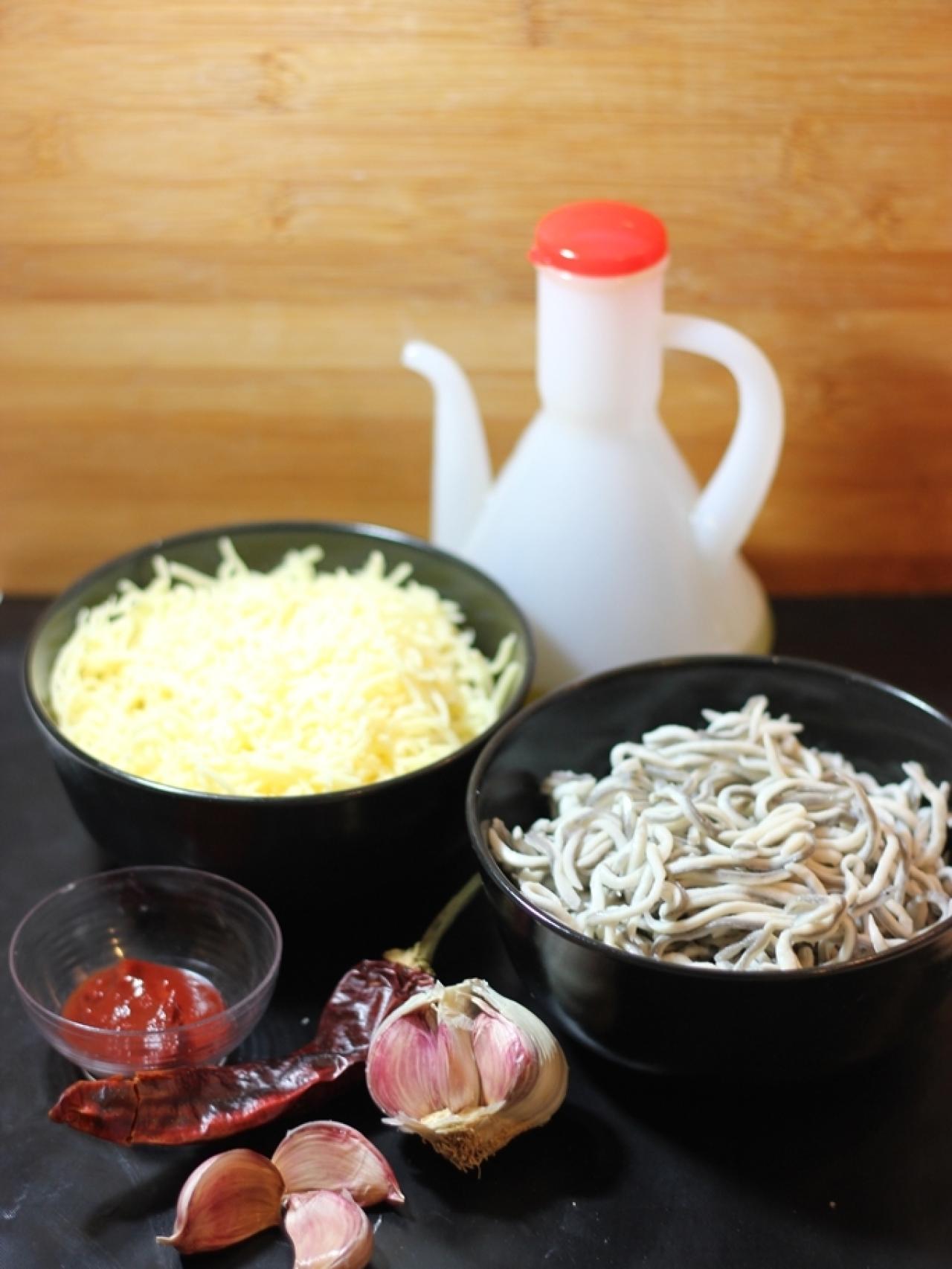 Pizzas negras de gulas al ajillo