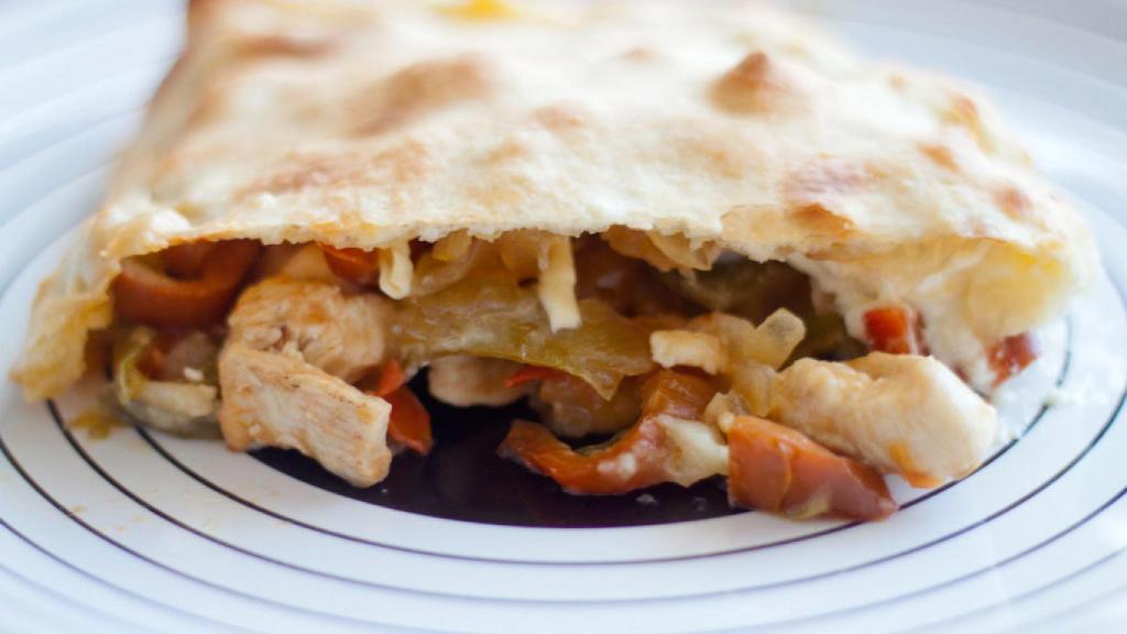 Pizza Calzone de pollo, queso de cabra y cebolla caramelizada