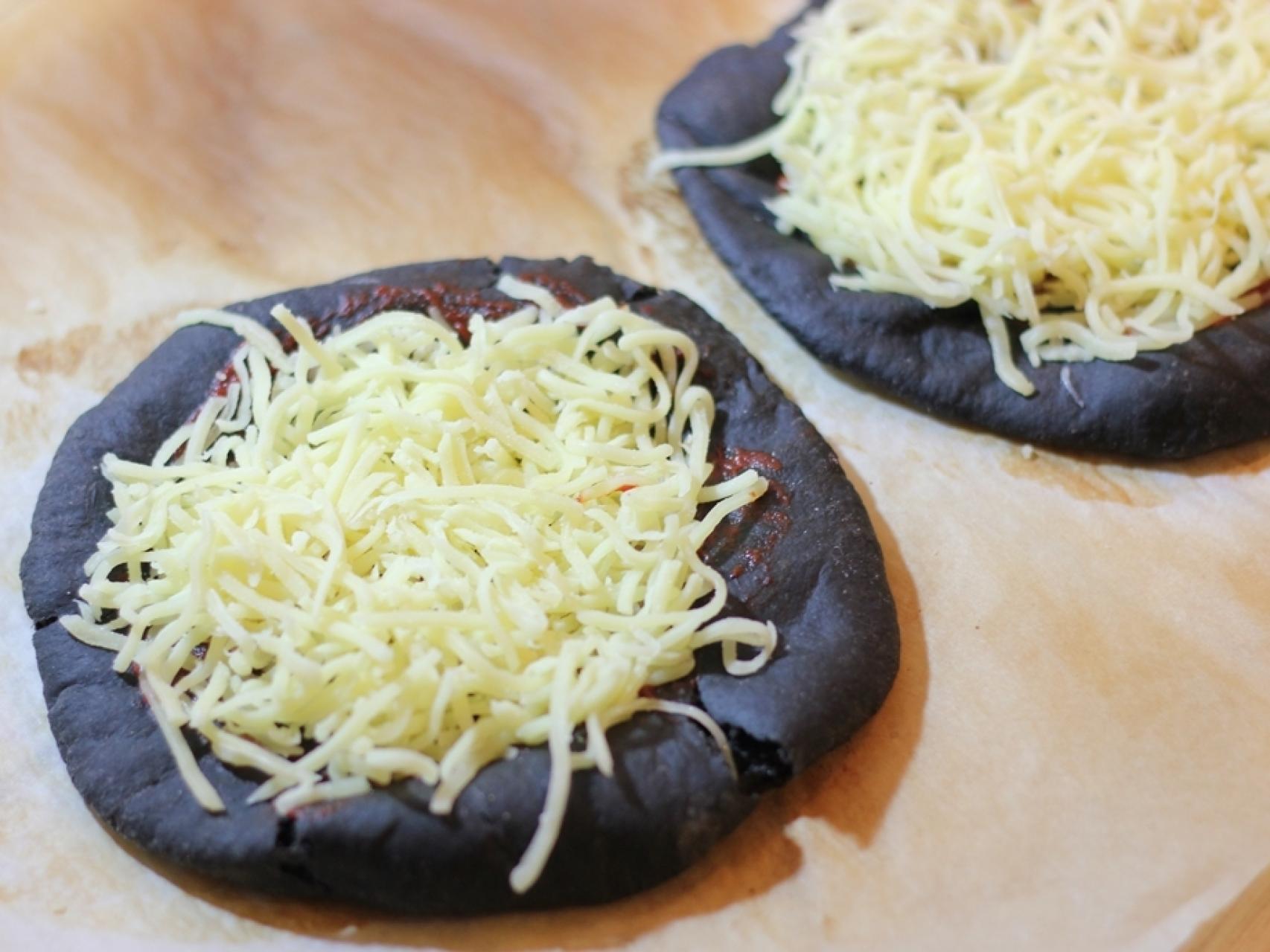 Pizzas negras de gulas al ajillo