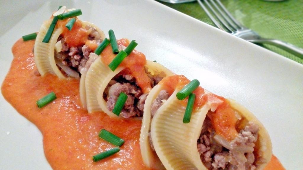 Pasta rellena de carne con salsa de tomates cherry