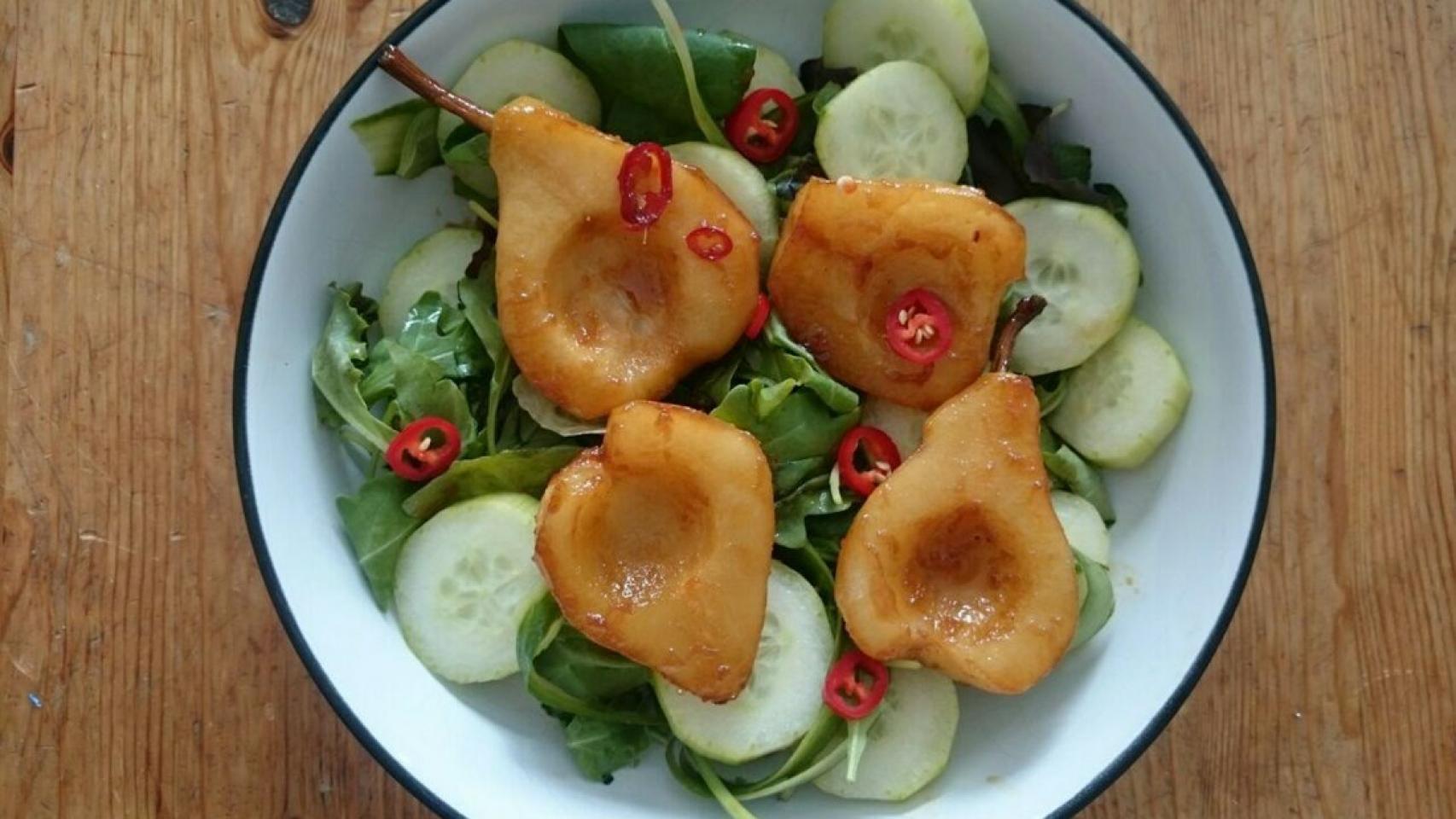 Ensalada de peras glaseadas, receta fácil