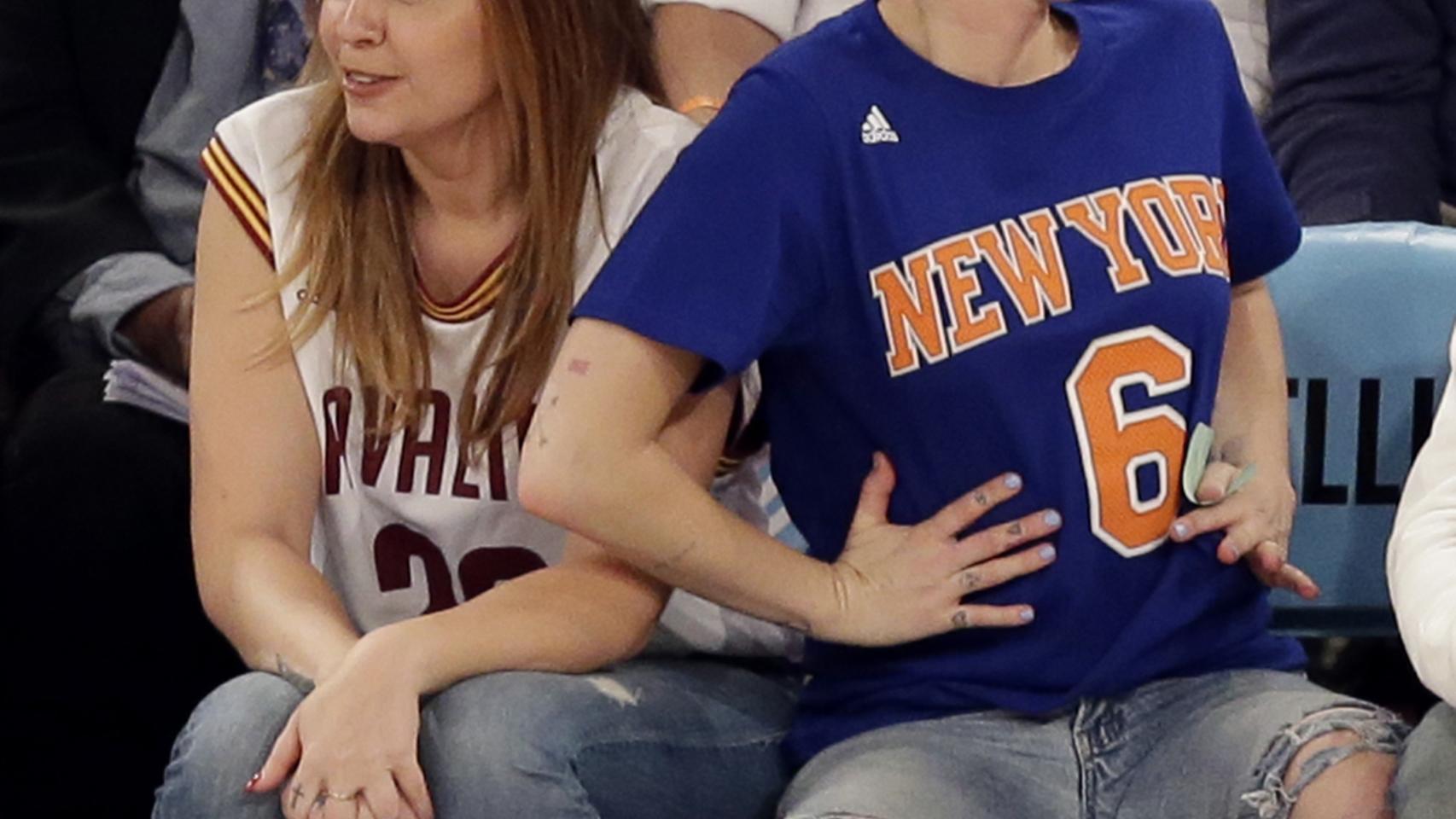 Miley Cyrus luce anillo (y lengua) en el baloncesto