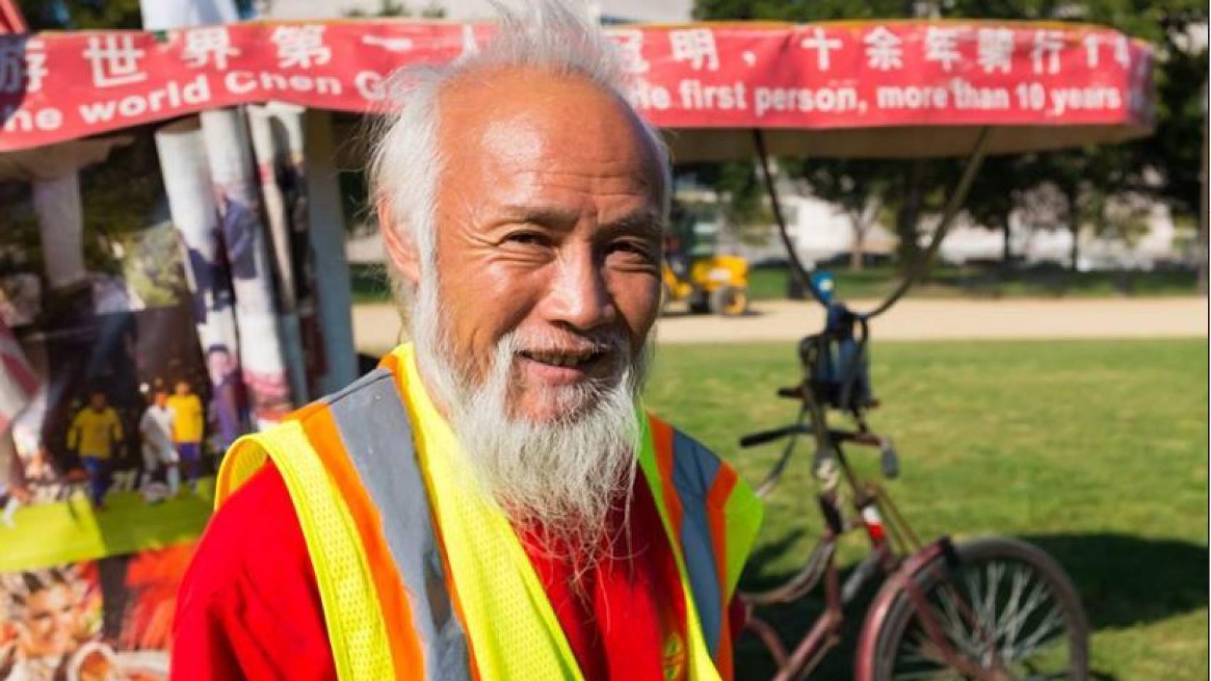 Este chino con 60 años lleva tres años pedaleando para llegar a Río