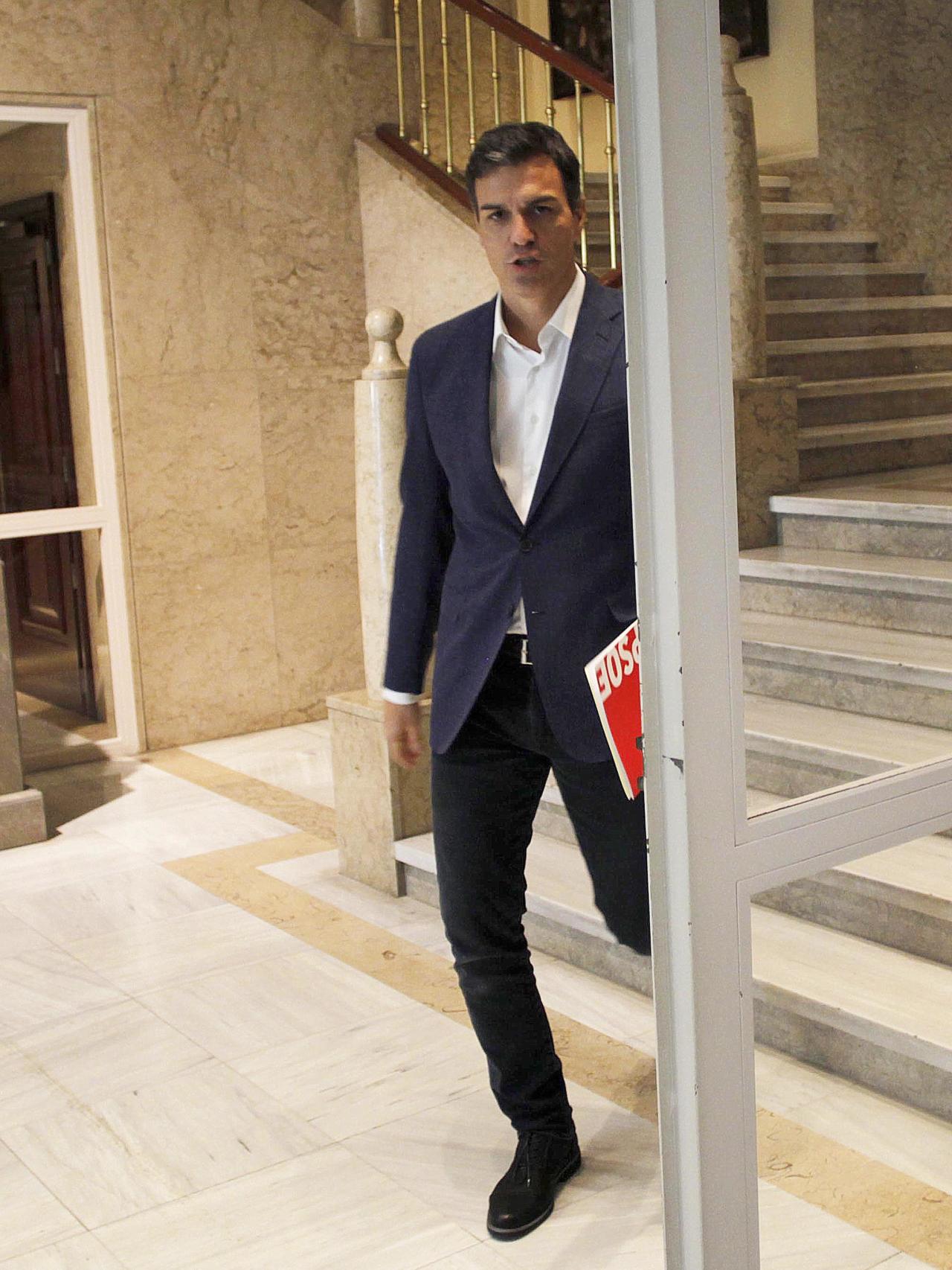 Pedro Sánchez se viste de militante: chaqueta de lino azul