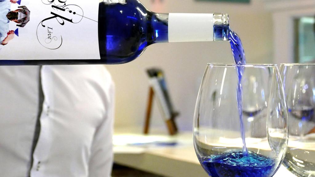 El vino azul al que la ley no deja llamarse vino