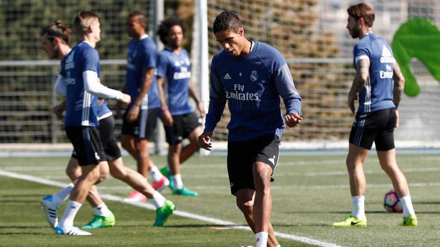 Varane vuelve a los entrenamientos con el grupo