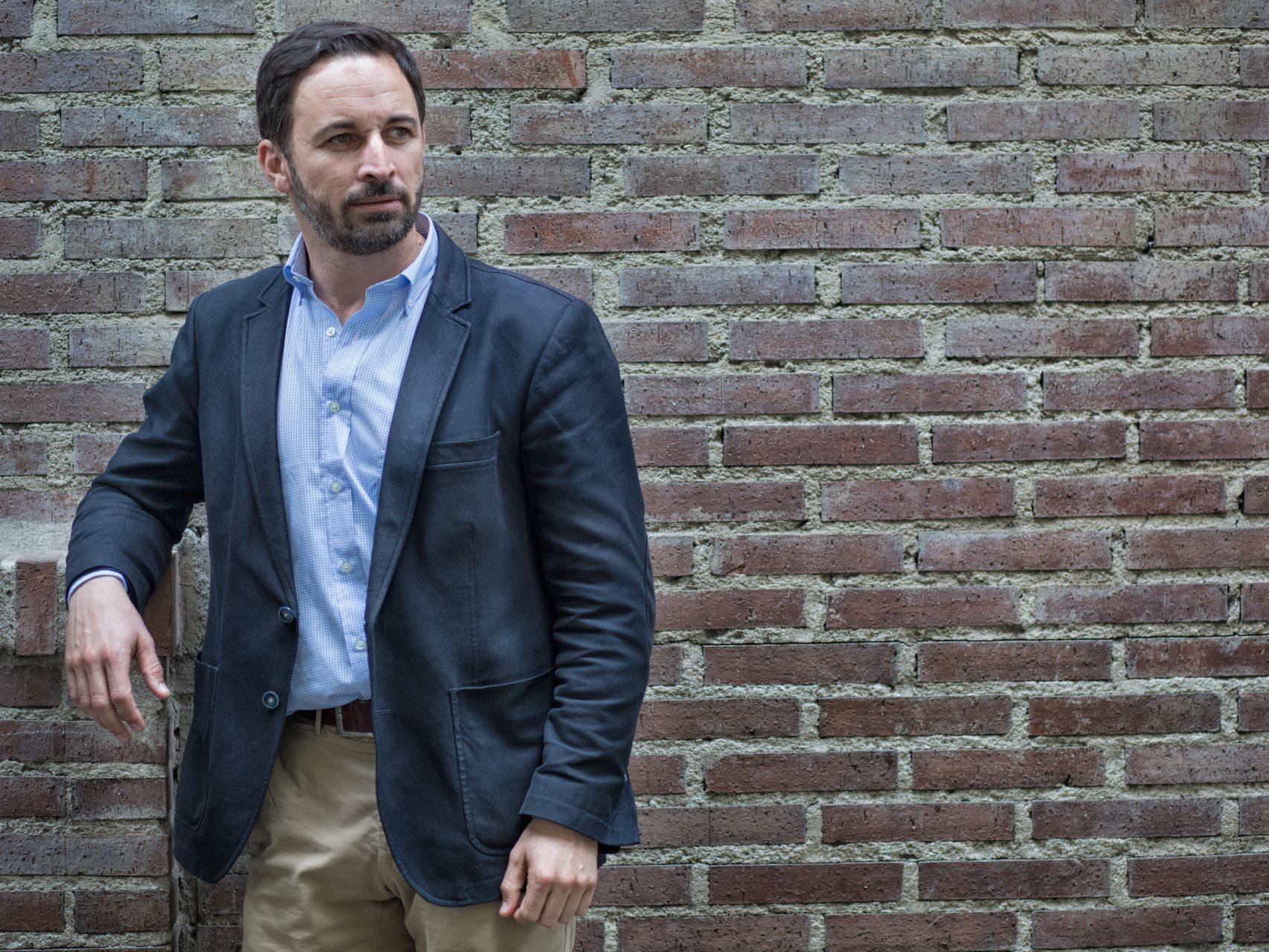 Santiago Abascal: "Voy siempre armado con una Smith & Wesson. Al ...