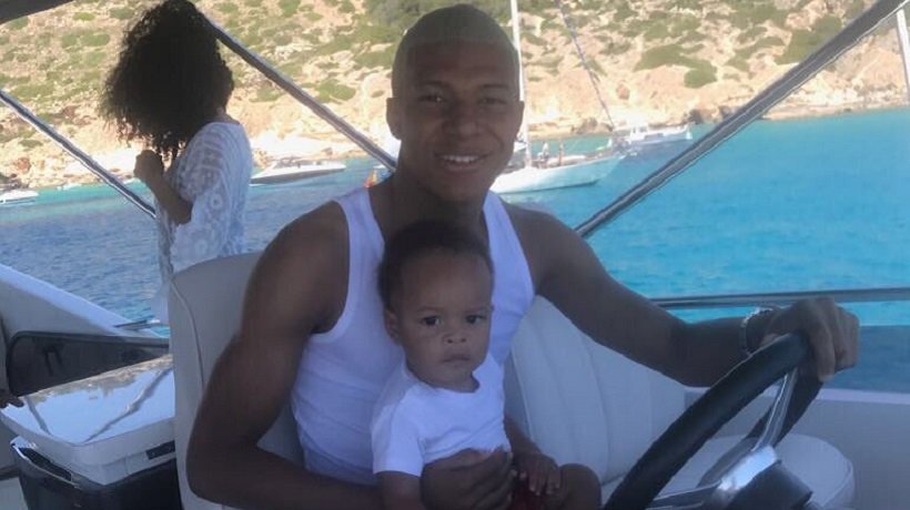 Mbappé disfruta de España antes de resolver su futuro