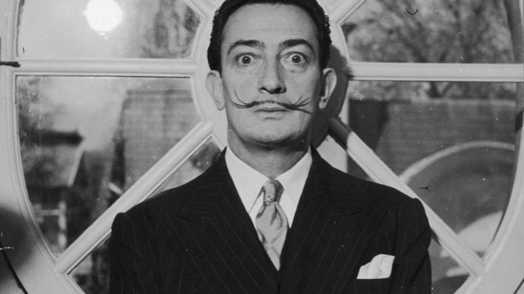 El bigote de Dalí conserva su "clásica postura de las 10 y 10"