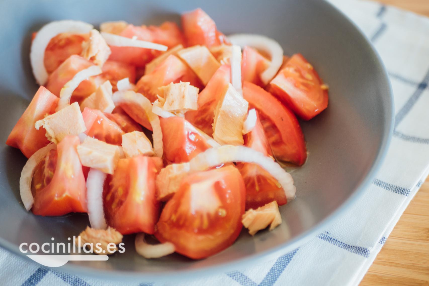 Esta ensalada de tomate, cebolla y bonito te va a alegrar el día