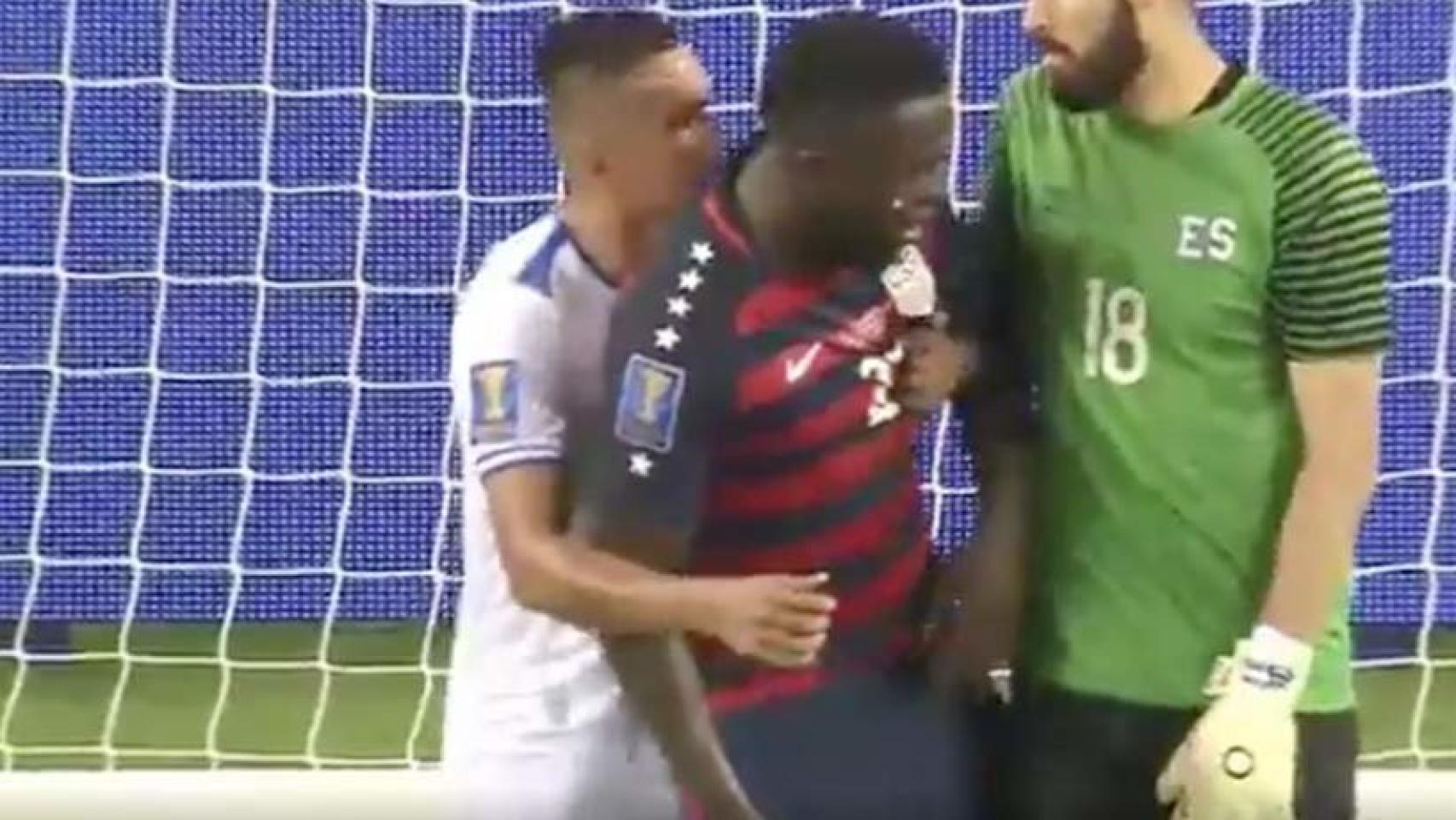 Un futbolista retuerce el pezón de un rival en pleno partido