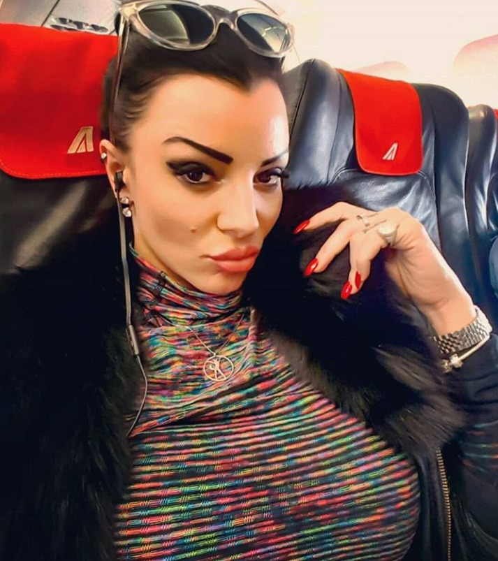 La campaña de Amandha Fox, actriz porno, para salvar de la quiebra al ...