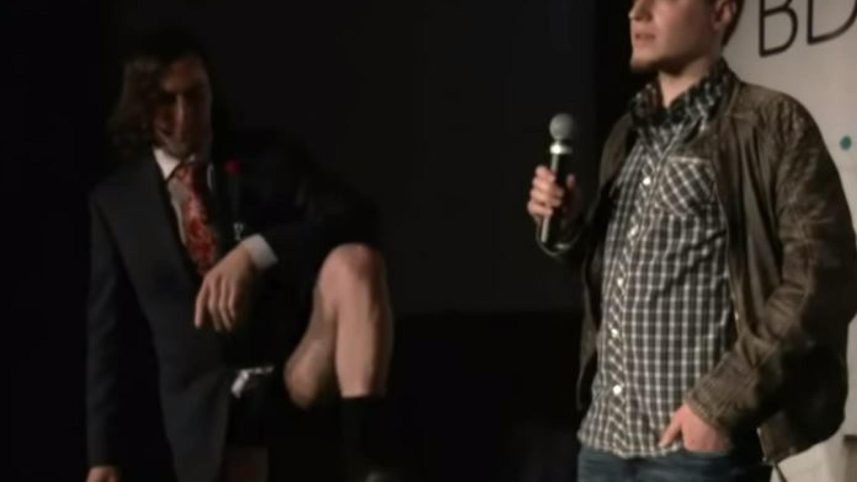 Aaron Traywick se inyecta un remedio genético para el herpes.