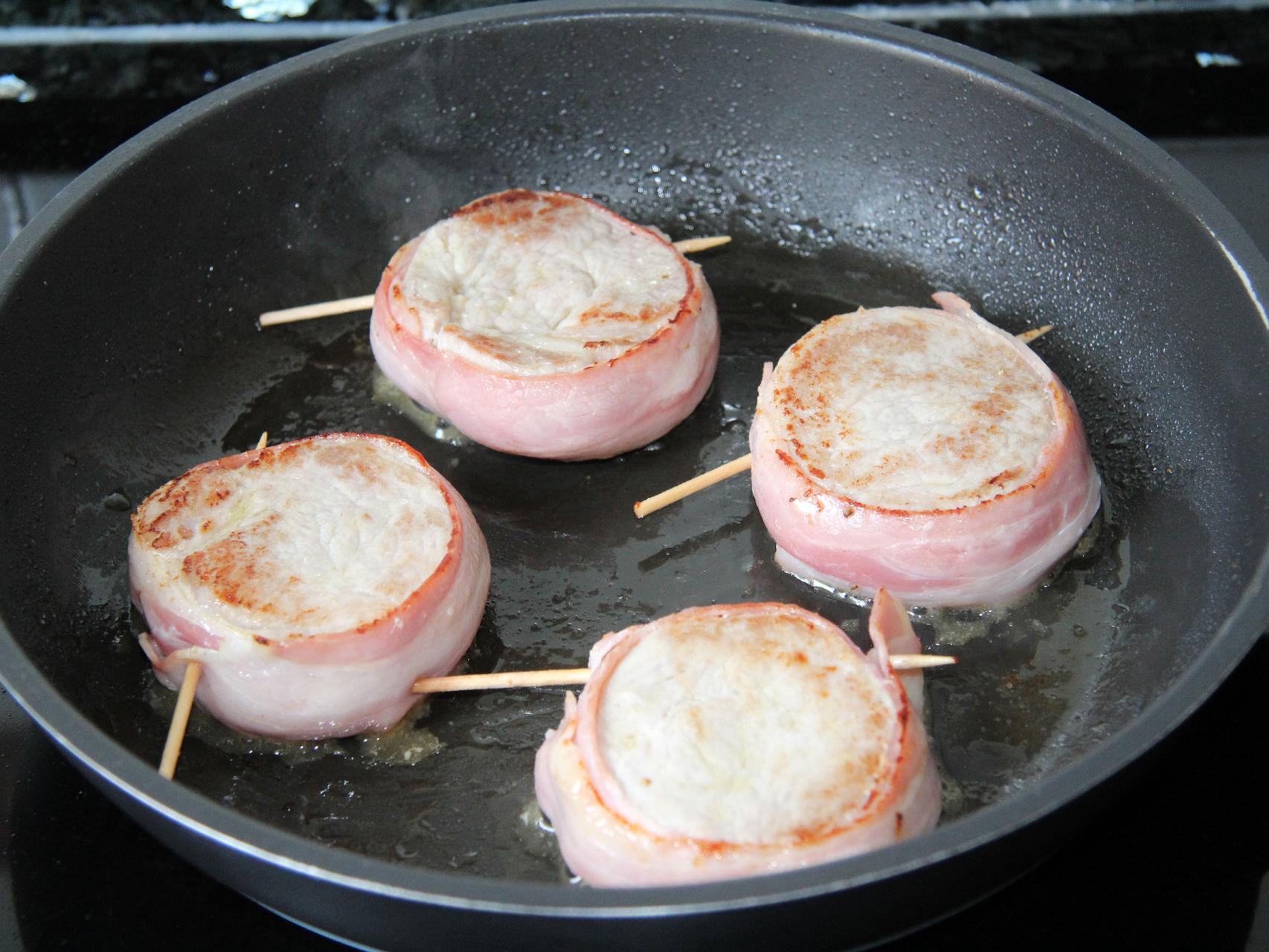 Solomillo de cerdo al horno con bacon y alioli de pistachos