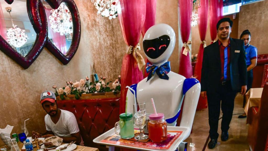 El restaurante donde te sirve un robot y no un humano