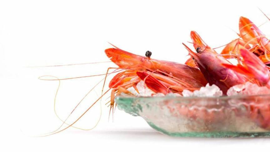 Ésta es la técnica infalible y sencilla para pelar una gamba sin mancharte