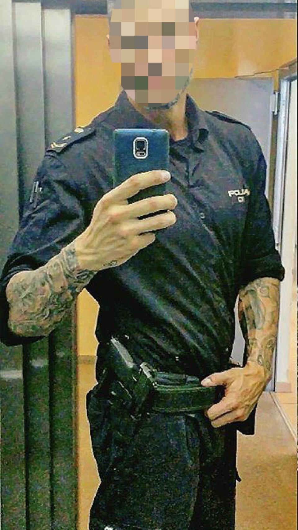 La moda de los 'selfies' de policías y guardias civiles que "puede ...