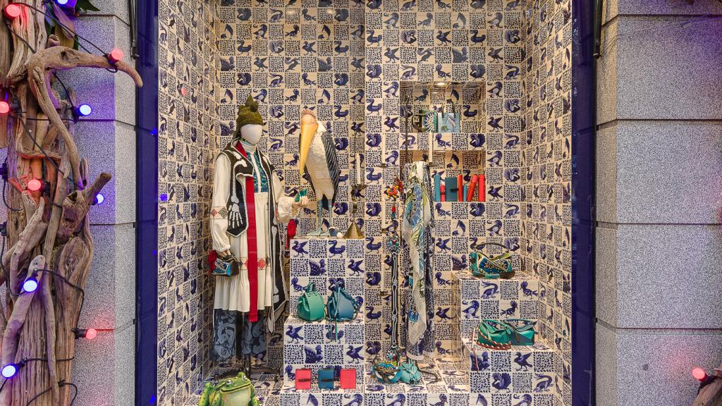 Así se gestó el exclusivo escaparate 'encantado' de Loewe de Serrano