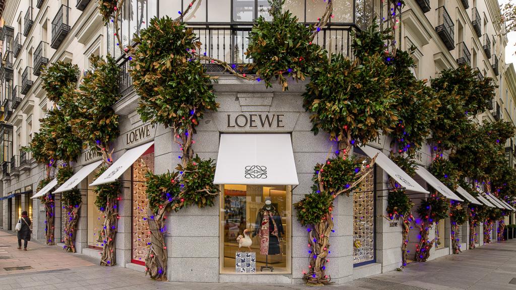 Así se gestó el exclusivo escaparate 'encantado' de Loewe de Serrano