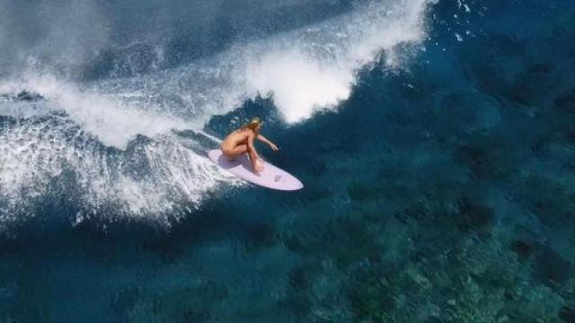 Felicity Palmateer, surf, arte y desnudo: la deportista australiana que ...