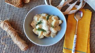Cómo hacer ñoquis con salsa de queso, receta de pasta casera