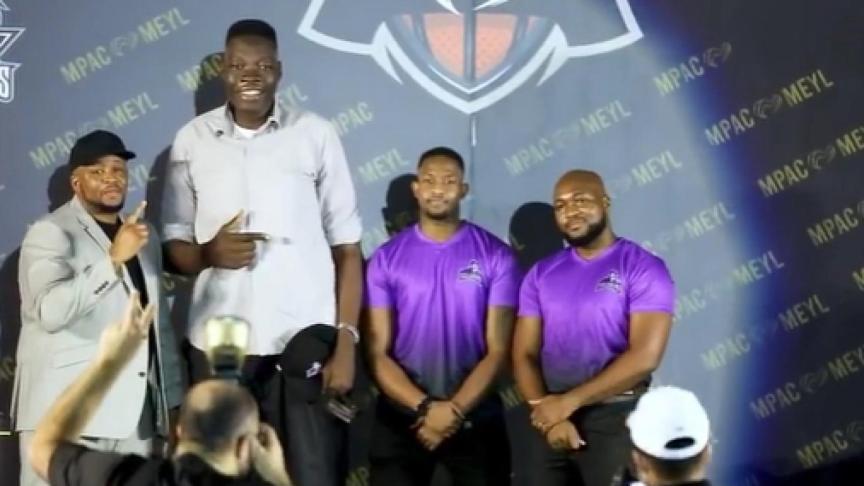 Abiodun Adegoke, el joven de 2,36 que 'amenaza' con ser el gigante de ...