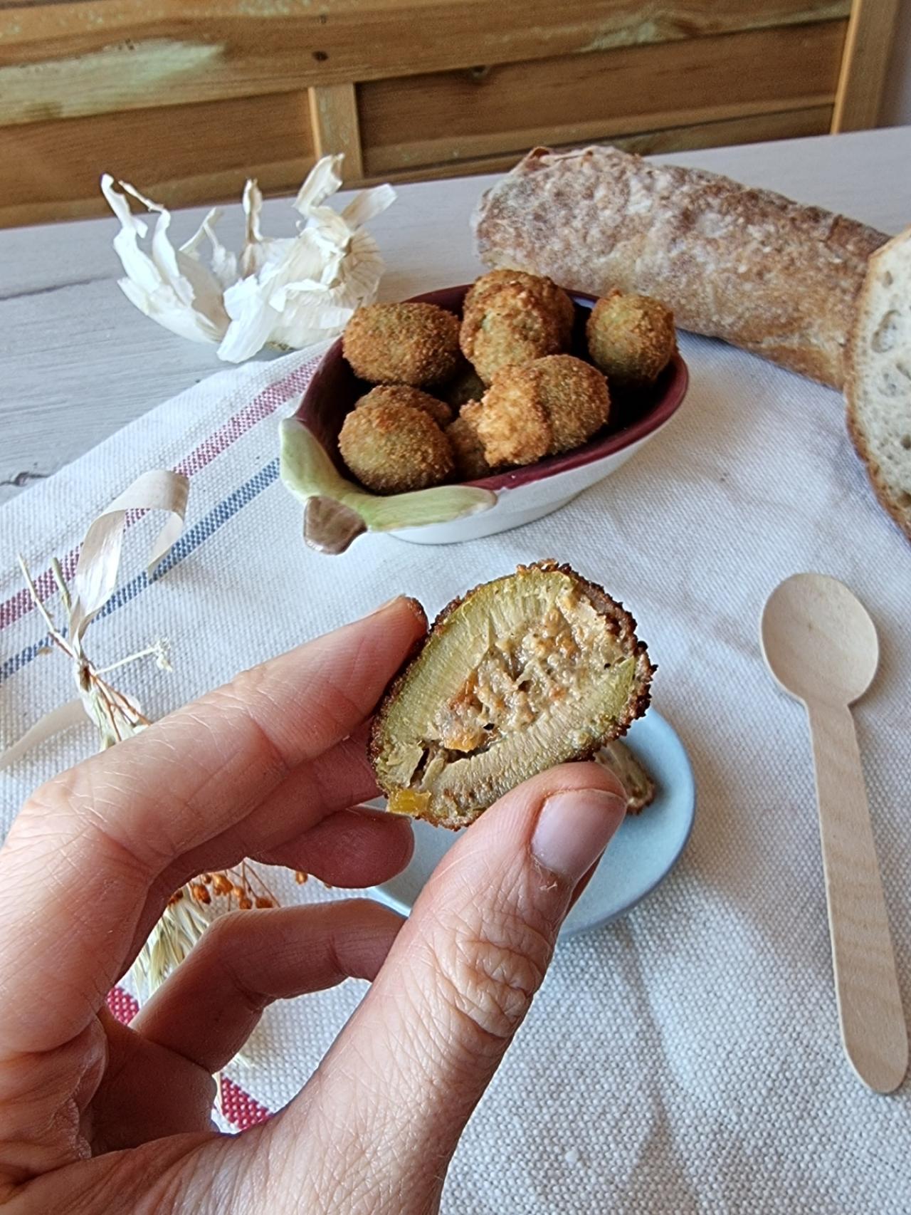 Aceitunas rellenas de carne, una receta italiana de aperitivo
