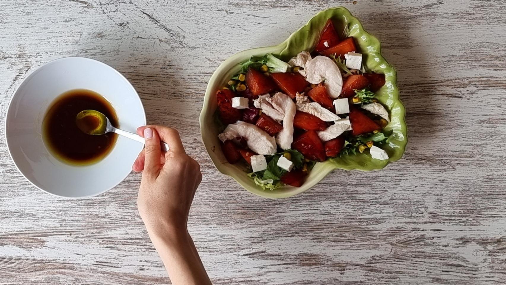 Ensalada de pollo confitado y sandía asada, una receta sorprendente
