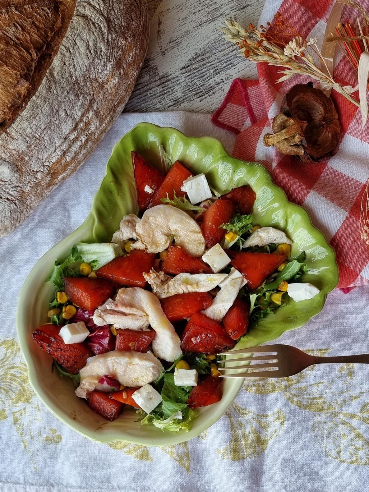 Ensalada de pollo confitado y sandía asada, una receta sorprendente