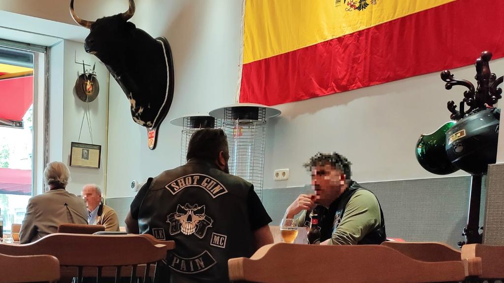 Mi comida en el bar del ‘chino facha’ de Usera, con policías y guardias ...