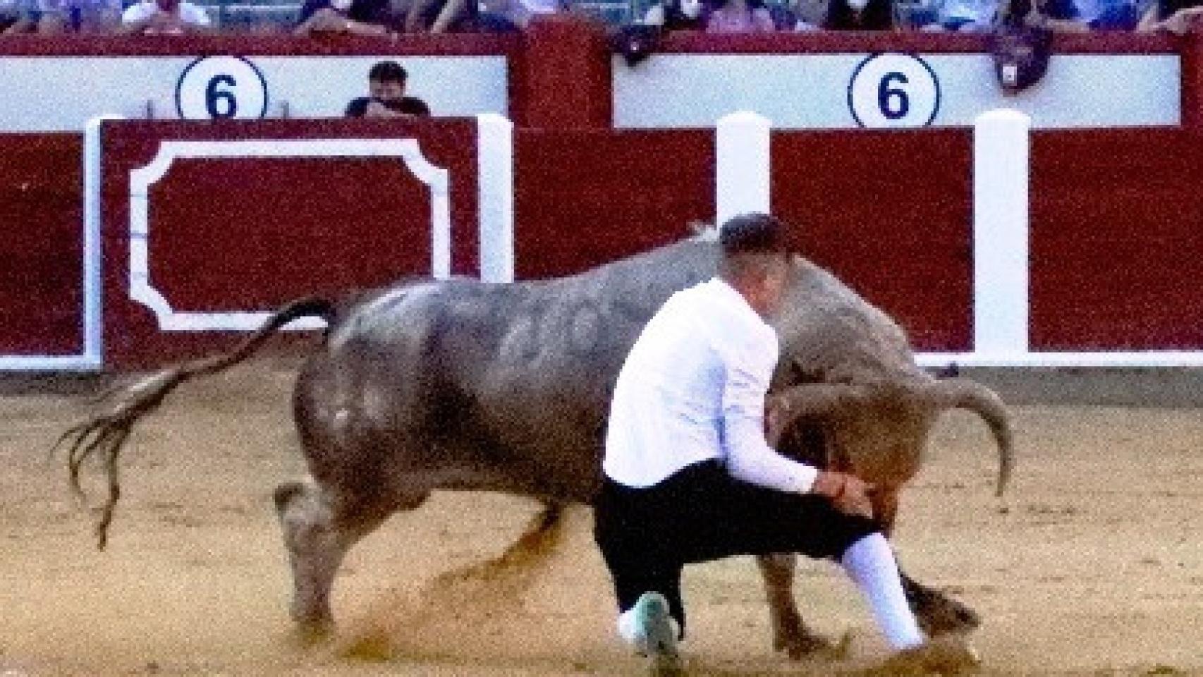 El cortador de toros Cristian Rubio operado de dos cornadas envainadas