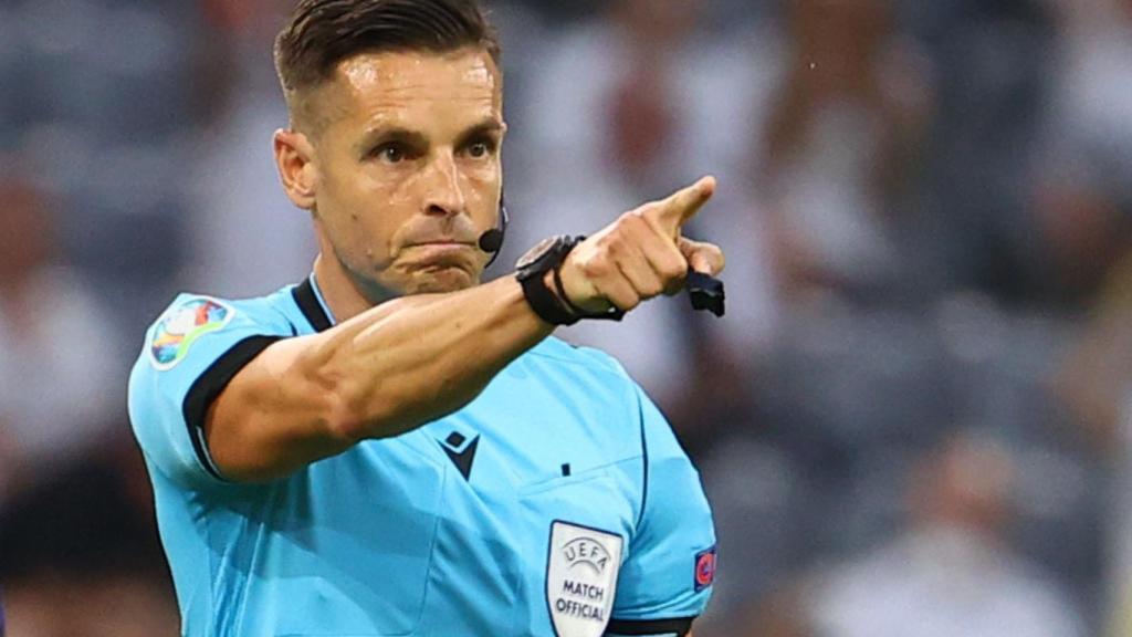 Cuánto cobra un árbitro de Primera: la comparación con otras ligas y ...