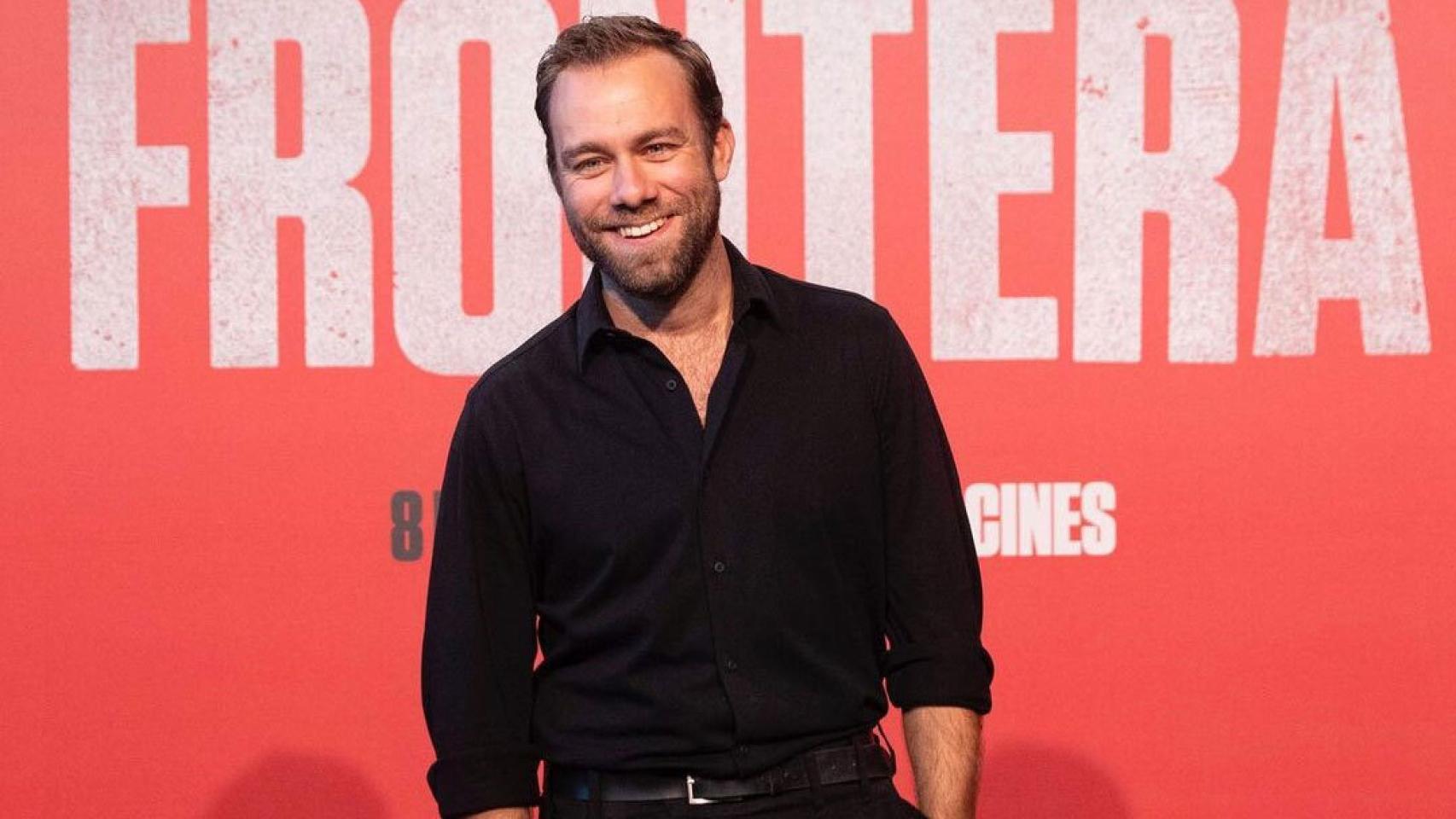 Quién es Carlos Serrano, el actor que desde este viernes esta de ...