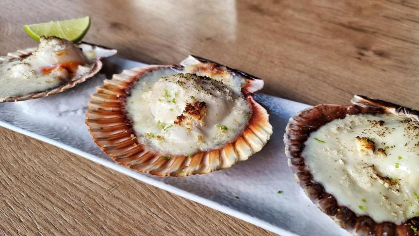 Conchas a la parmesana, una receta de marisco con origen peruano