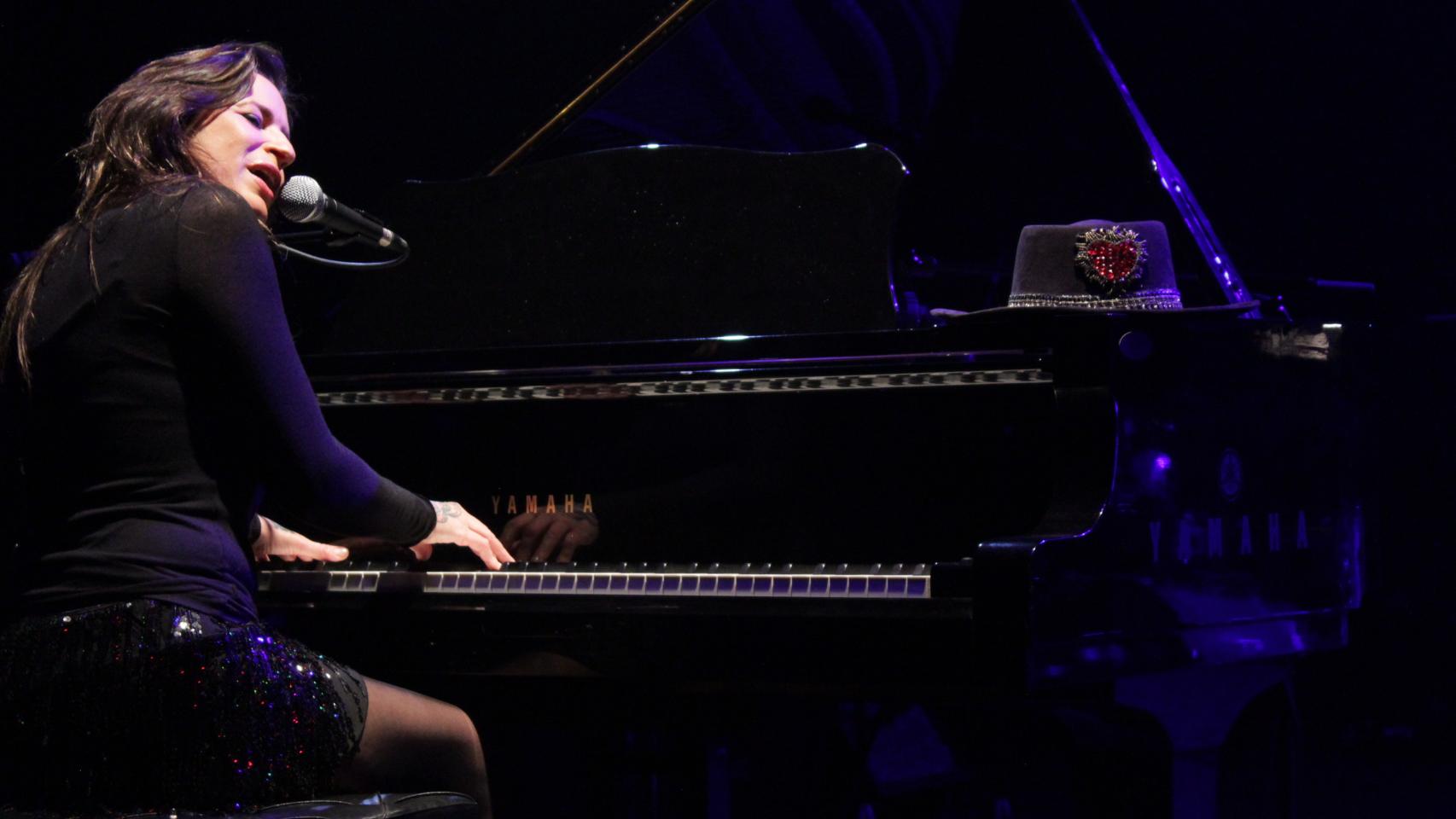 Tormenta y mezcal, calaveras y estrellas con la actuación de Rebeca ...