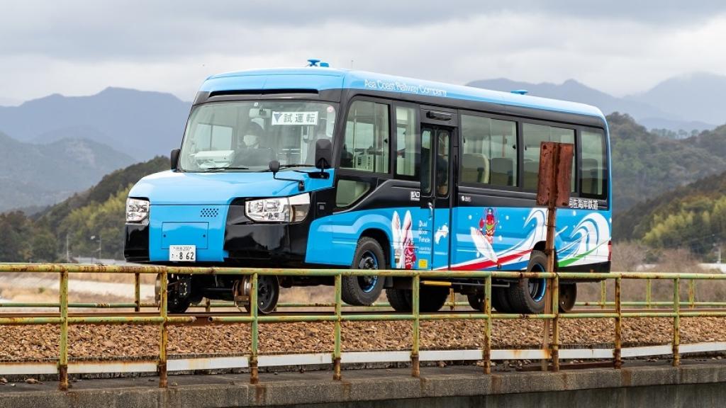 El microbús japonés que se transforma en tren en 15 segundos: hasta 21 ...