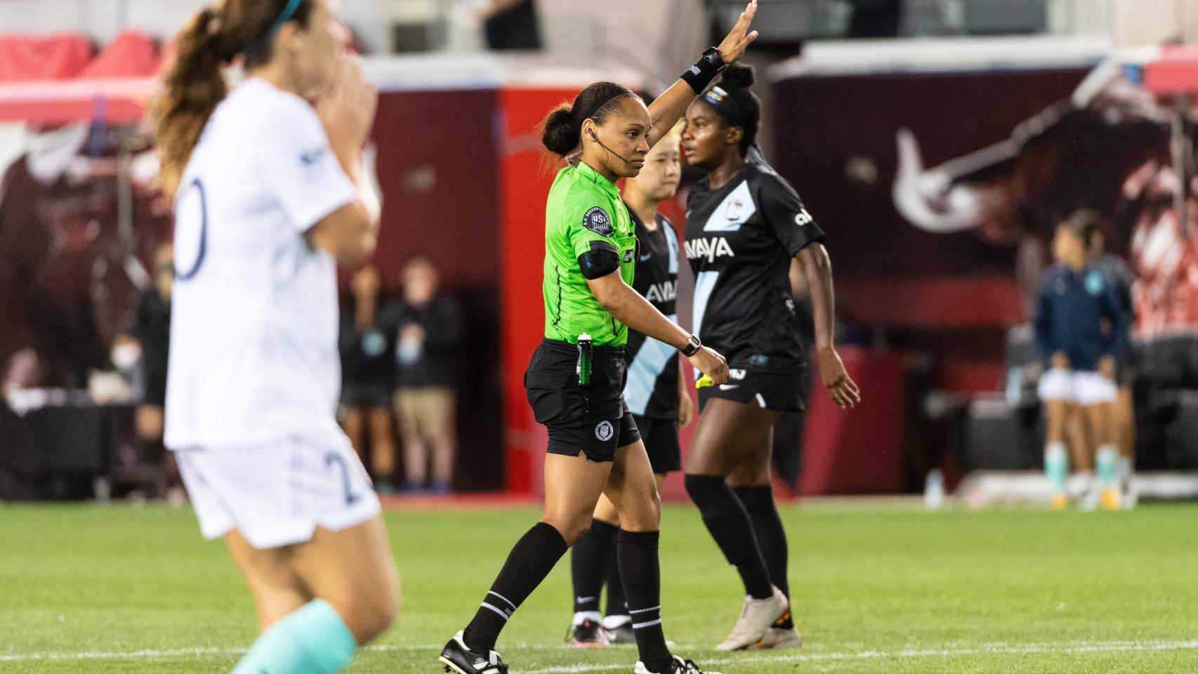 Natalie Simon, la primera árbitro negra de la FIFA: el meteórico ...
