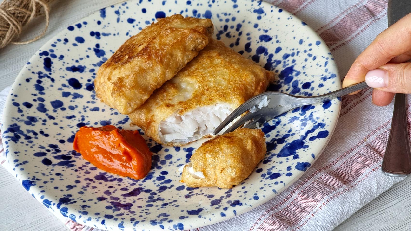 Merluza rebozada con crema de pimientos, una receta de toda la vida