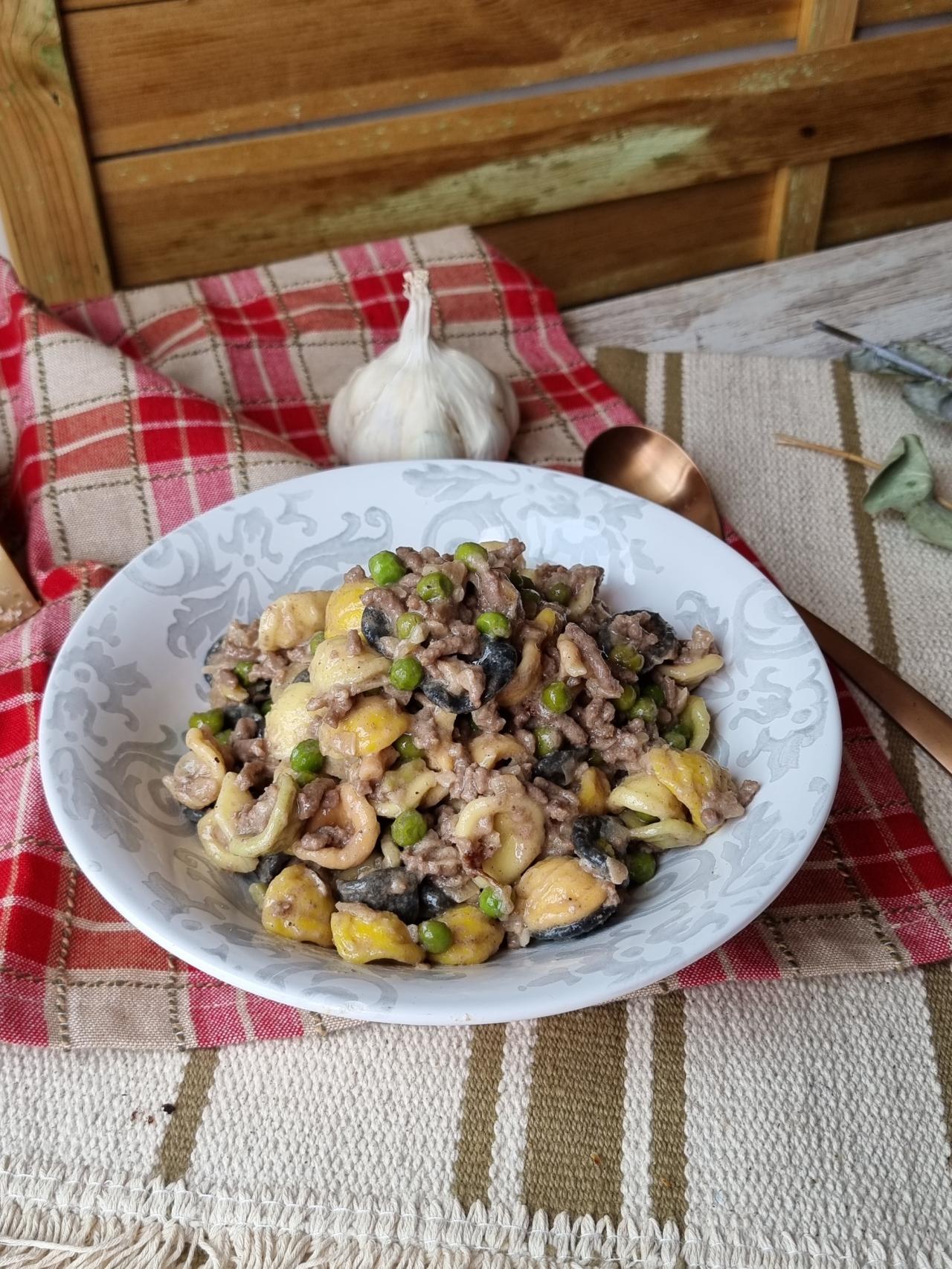 Pasta con ragú de cordero y guisantes, una receta equilibrada para toda ...