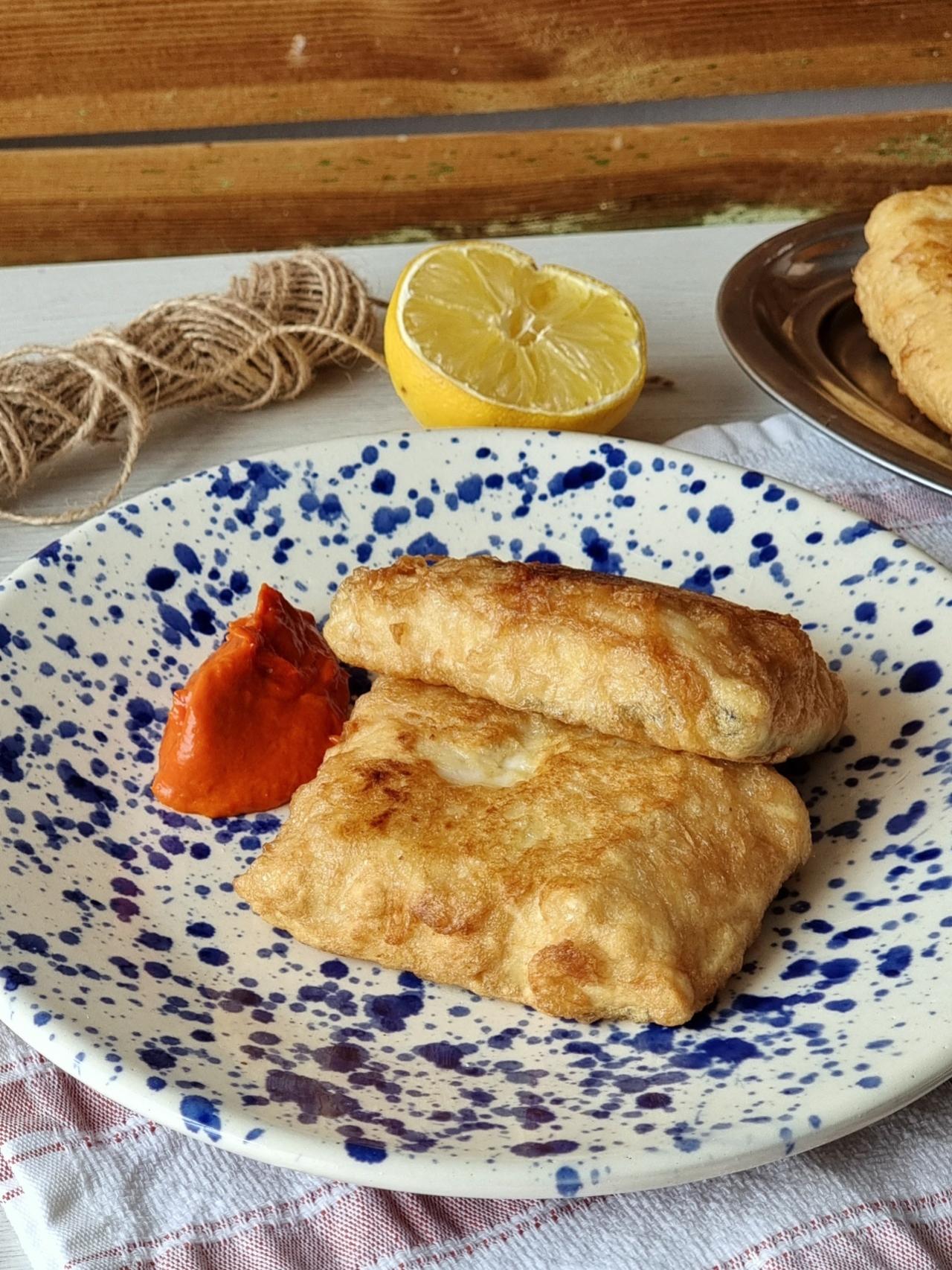 Merluza rebozada con crema de pimientos, una receta de toda la vida