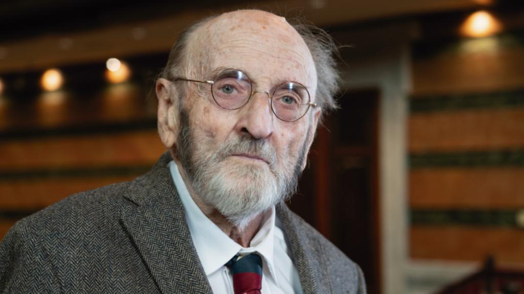 Álvaro Pombo: "Dios es inaccesible, y el amigo imaginario de mi niñez"